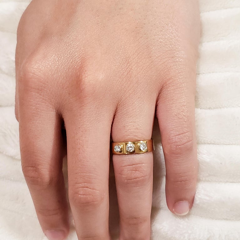 0.30 Carat Round Diamond Three-Stone Ring For Sale at 1stDibs