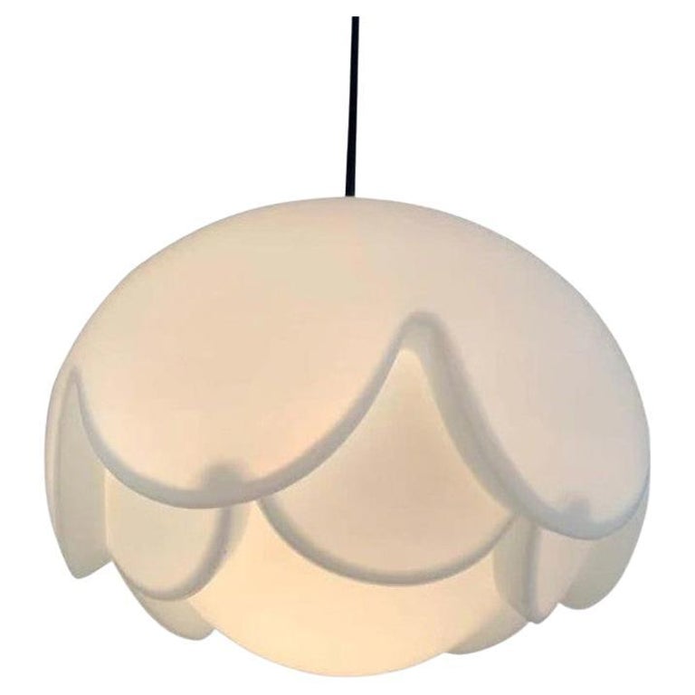 1 des 2 grandes lampes en verre opalin "Water Lily" de Koch and Lowy ...