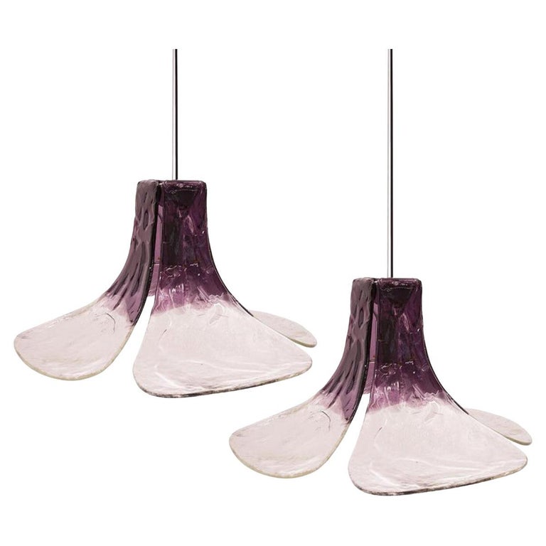 1 des 2 lampes à suspension transparentes violettes de Carlo Nason pour ...