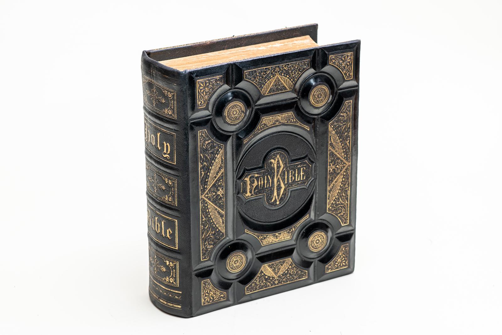 1 Volume. (Anon) Holy Bible: Old and New Testaments and the Apocryphal ...