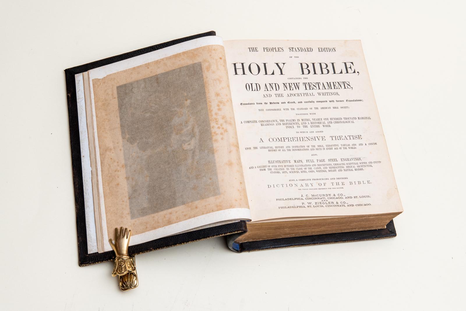1 Volume. (Anon) Holy Bible: Old and New Testaments and the Apocryphal ...