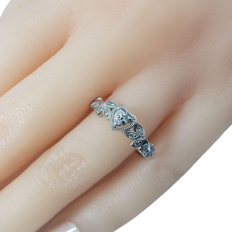 10 Karat White Gold and Diamond Heart Ring For Sale at 1stDibs