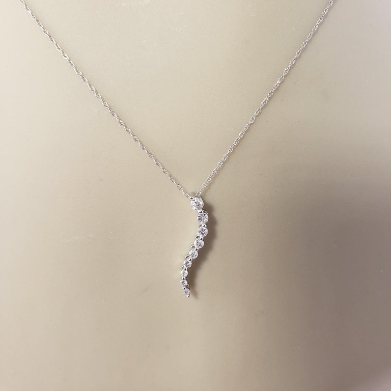 10 Karat White Gold and Diamond Pendant Necklace For Sale at 1stDibs
