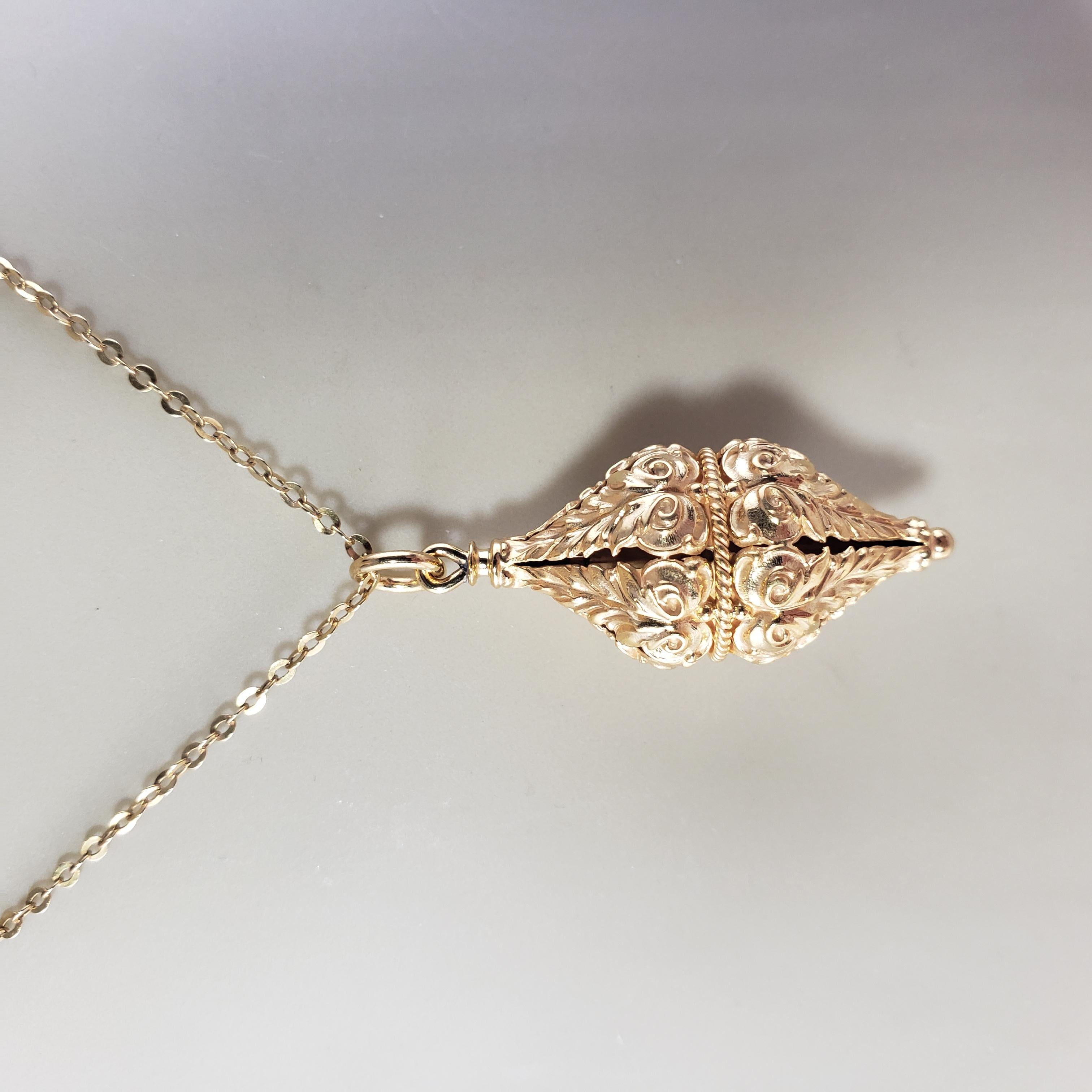 10 Karat Yellow Gold Ornament Pendant For Sale at 1stDibs