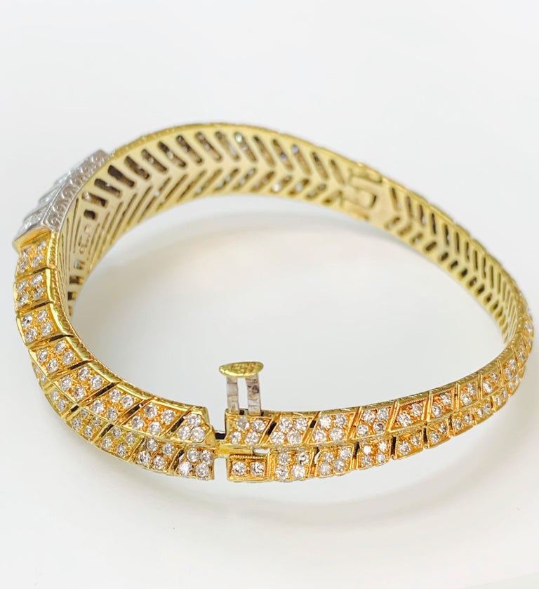 10.25 Carat White Diamond Bangle in 18 Karat White Gold For Sale at 1stDibs