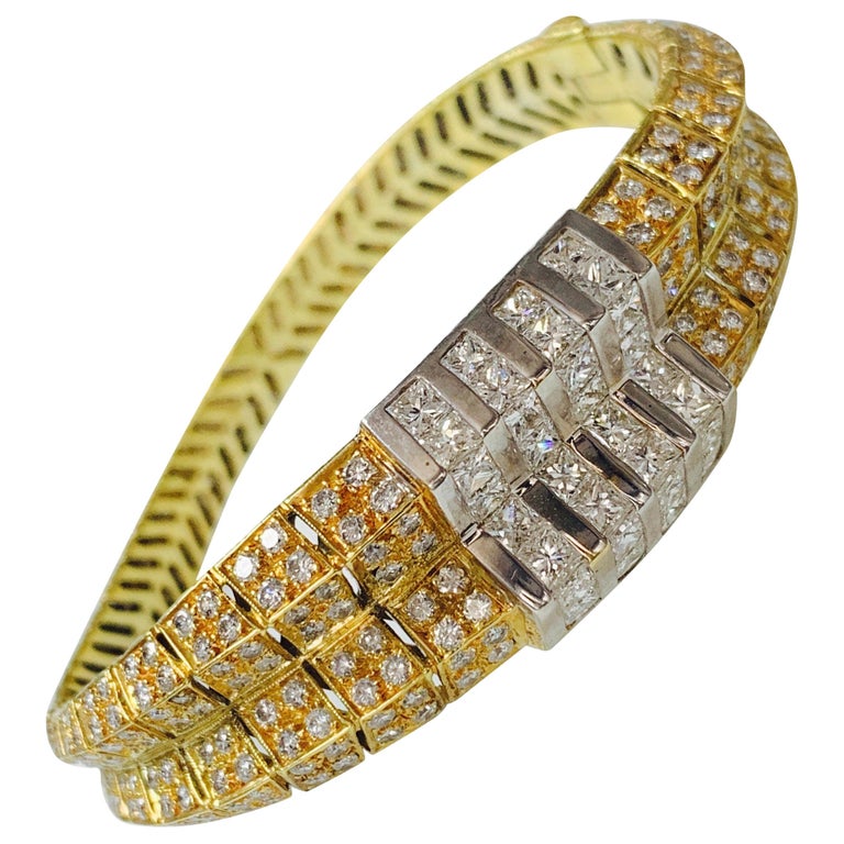 10.25 Carat White Diamond Bangle in 18 Karat White Gold For Sale at 1stDibs