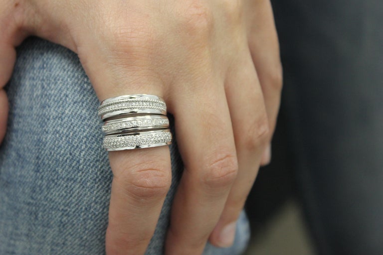 10K White Gold Single Row Dimond Band Ring For Sale at 1stDibs