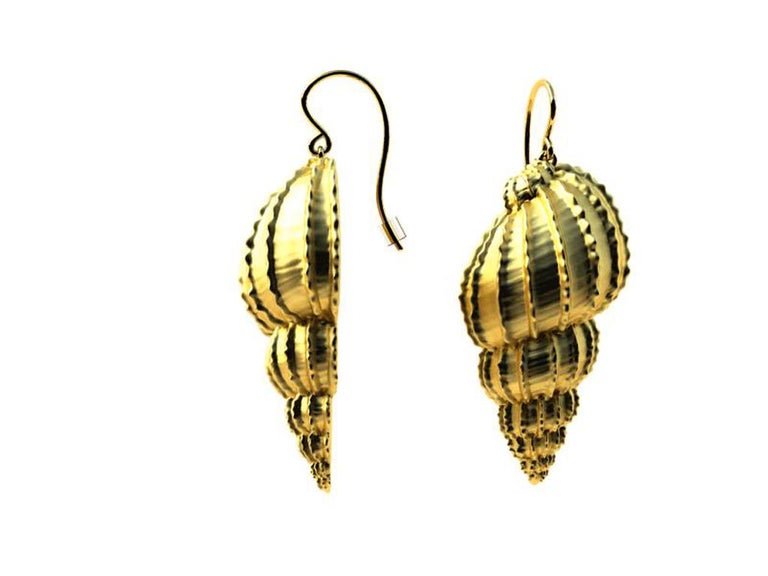 10 Karat Yellow Gold Bulbous Shell Earrings For Sale at 1stDibs