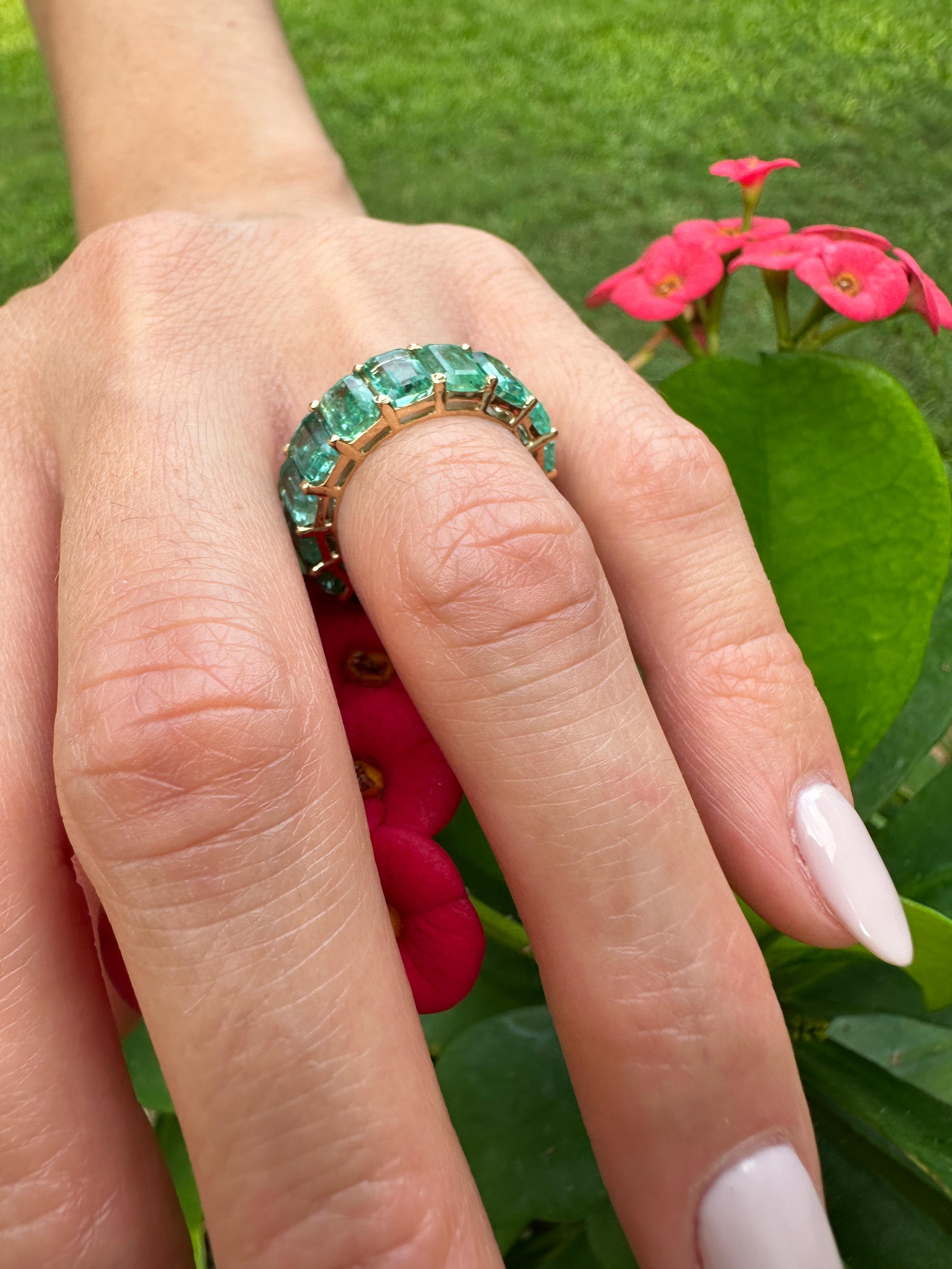 11 Carat Total Emerald Eternity Band in 18k Gold For Sale at 1stDibs