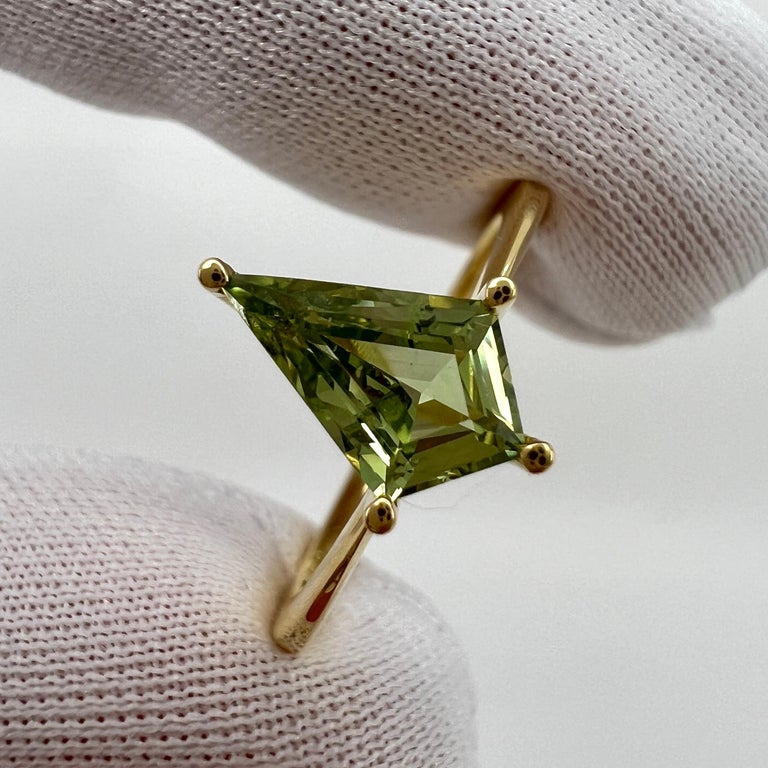1.13ct Mint Green Sapphire Fancy Kite Cut 18k Yellow Gold Modern Solitaire Ring For Sale at 1stDibs