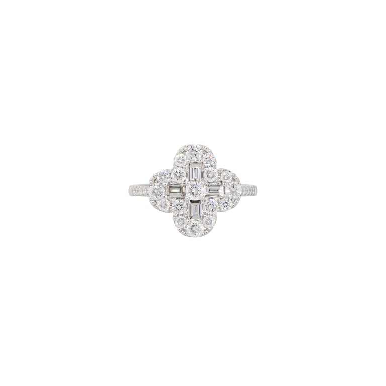 1.22 Carat Diamond Clover Style Ring 18 Karat in Stock For Sale at 1stDibs