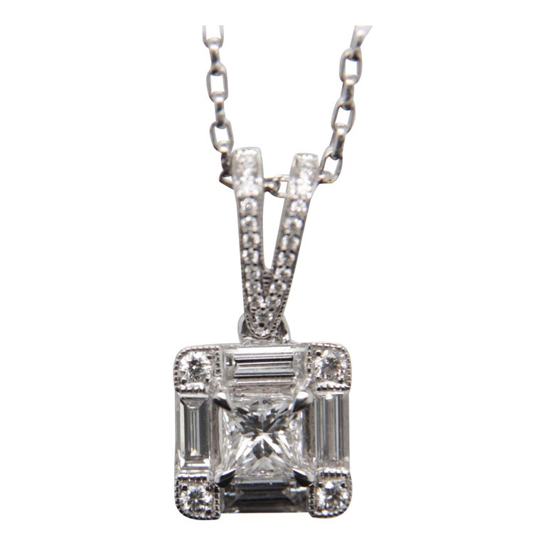 1.23 Carat Diamond Pendant in 18 Karat Gold For Sale at 1stDibs