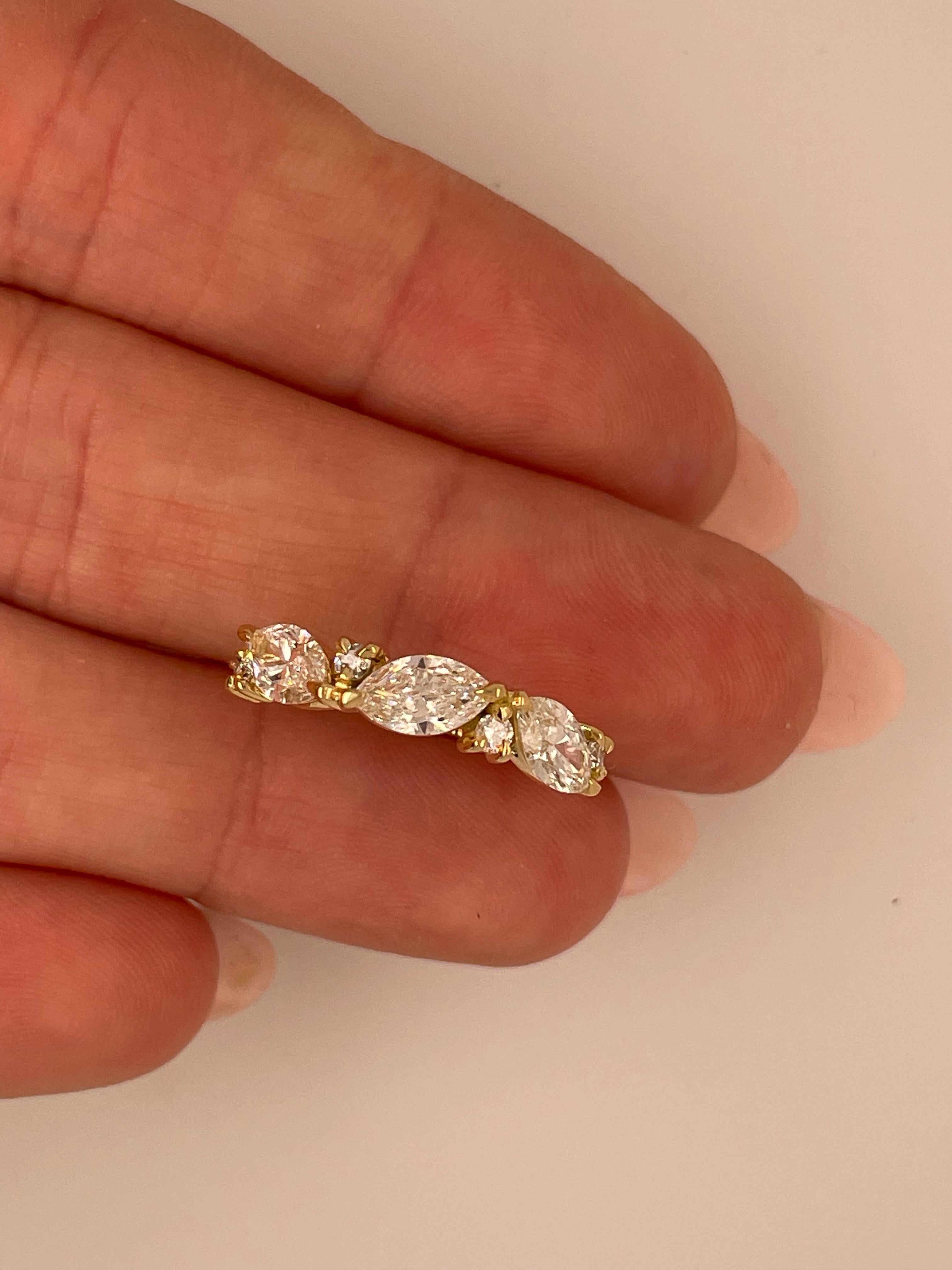 Customizable 1.30ct Diamond ring with Marquis and round diamond ring in 18k gold For Sale at 1stDibs