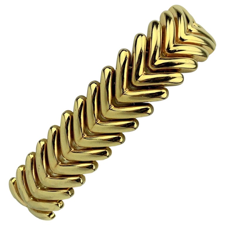 14 Karat Italian Yellow Gold Fancy V Link Bracelet For Sale at 1stDibs