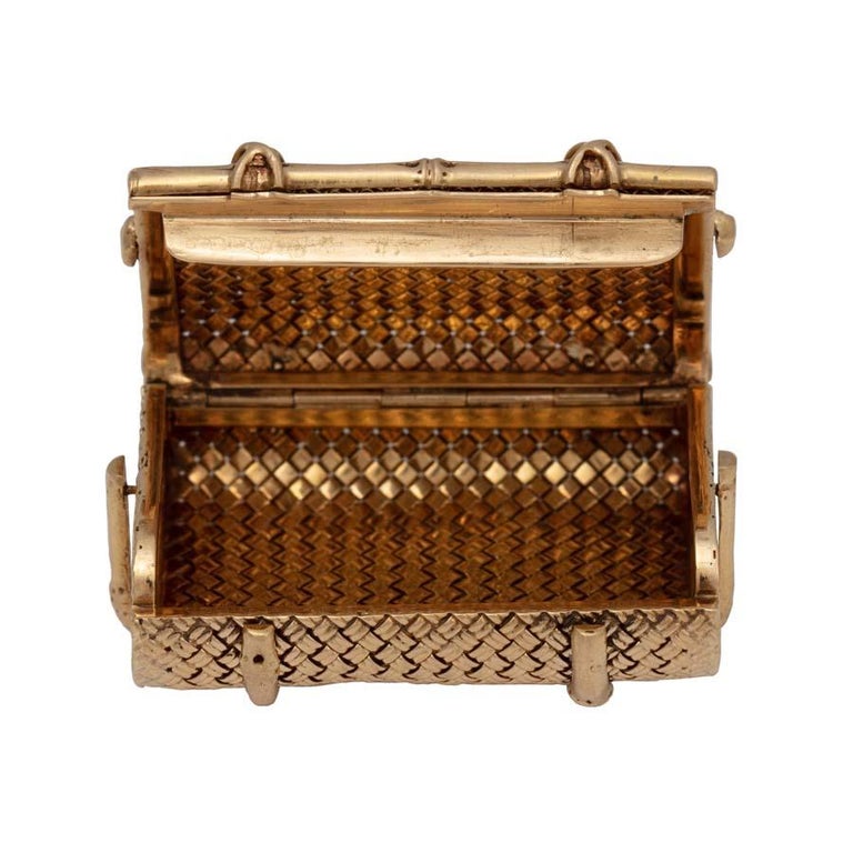 14 Karat Van Cleef and Arpels, New York Basket-Weave Pill Box For Sale ...