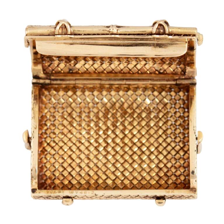 14 Karat Van Cleef and Arpels, New York Basket-Weave Pill Box For Sale ...