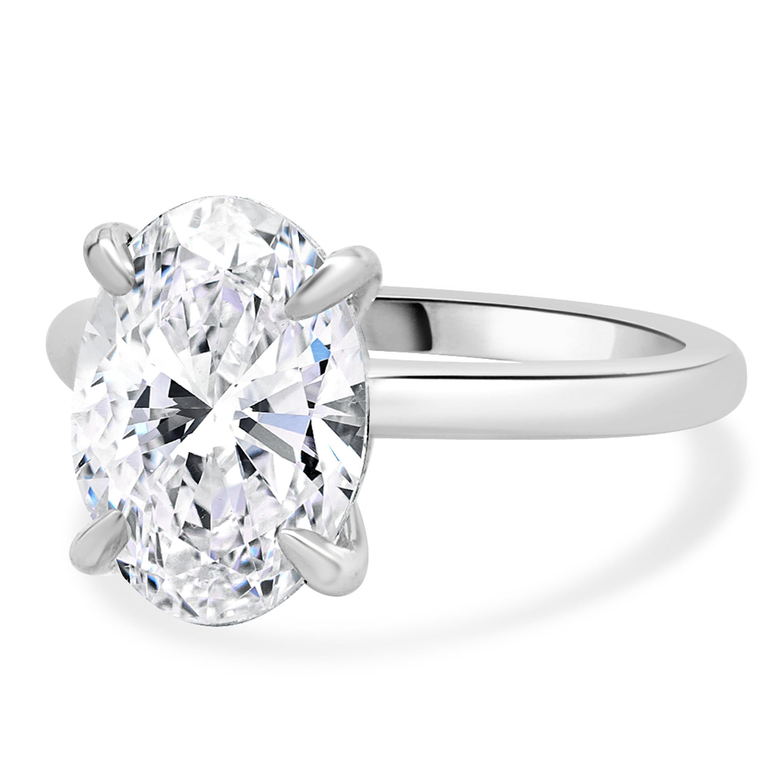 14 Karat White Gold Oval Diamond Engagement Ring For Sale at 1stDibs
