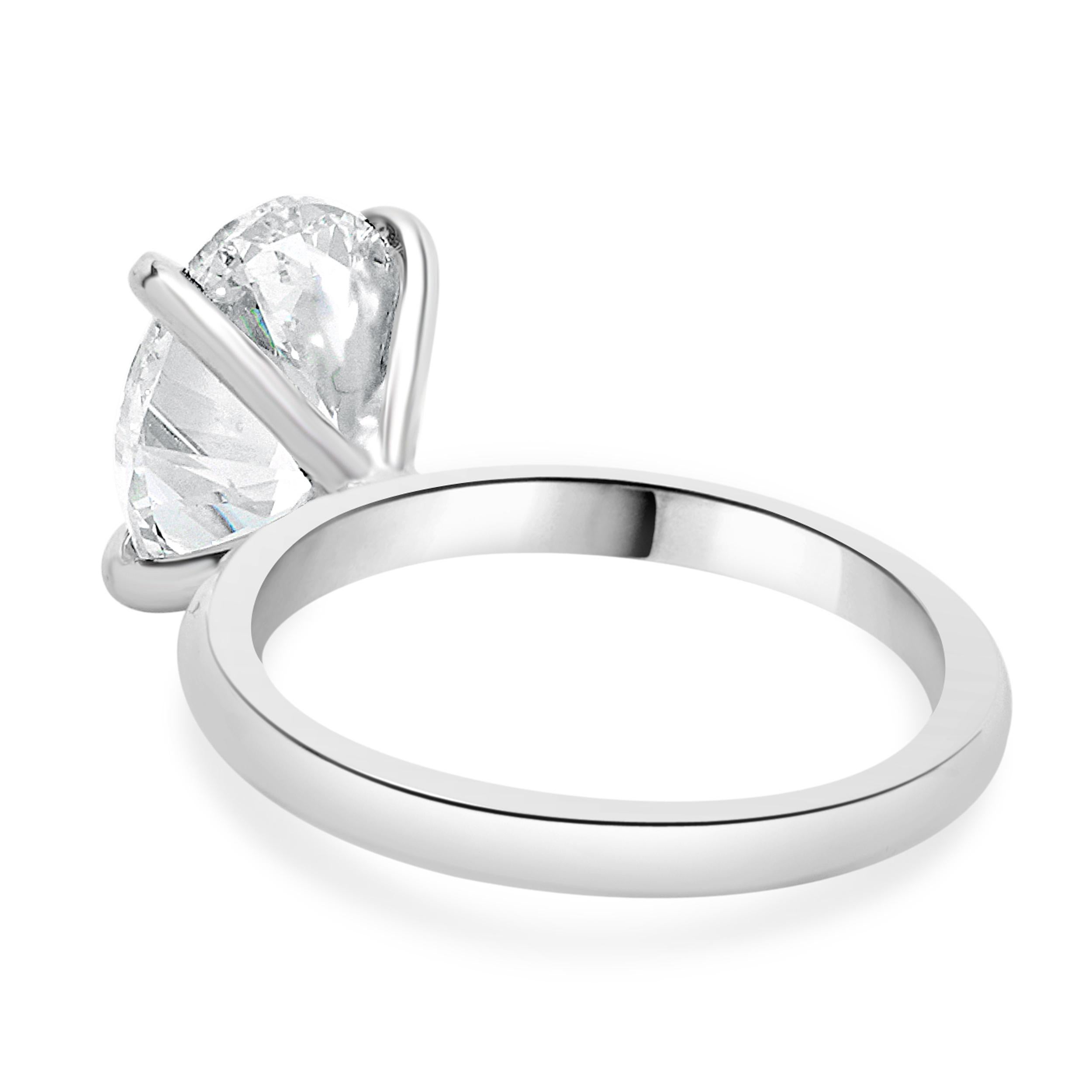 14 Karat White Gold Oval Diamond Engagement Ring For Sale at 1stDibs