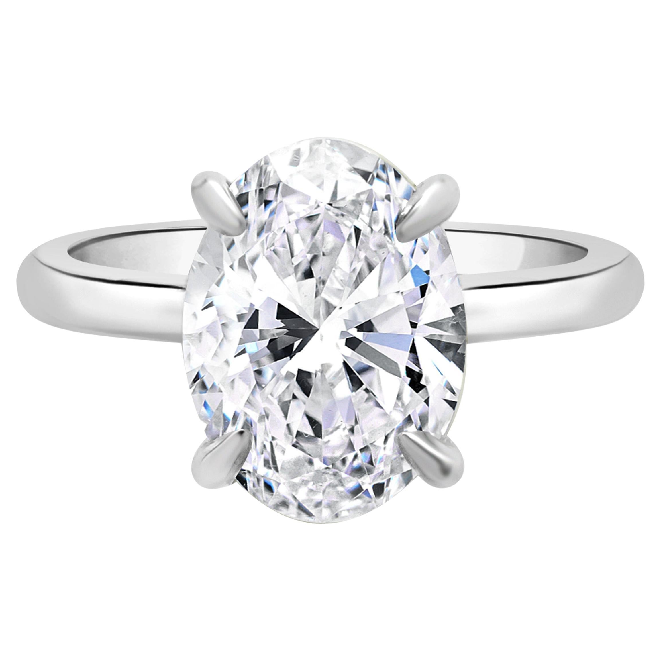14 Karat White Gold Oval Diamond Engagement Ring For Sale at 1stDibs