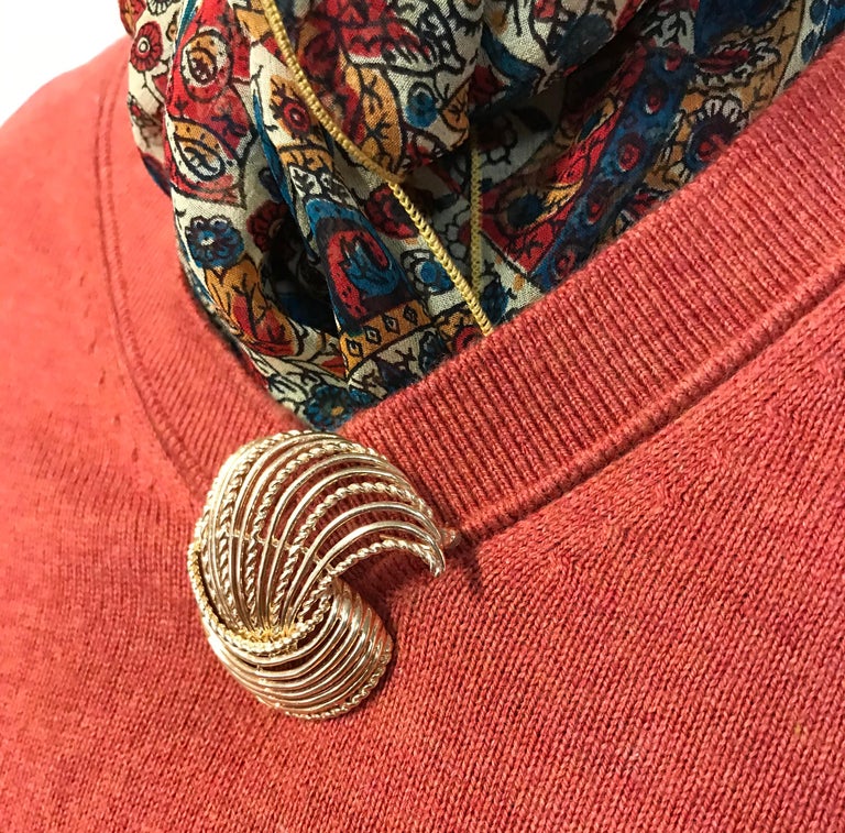 14 Karat Wire Shell Brooch For Sale at 1stDibs