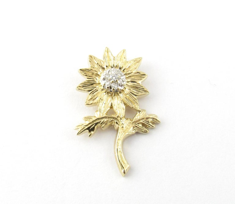 14 Karat Yellow Gold and Diamond Daisy Pendant For Sale at 1stDibs