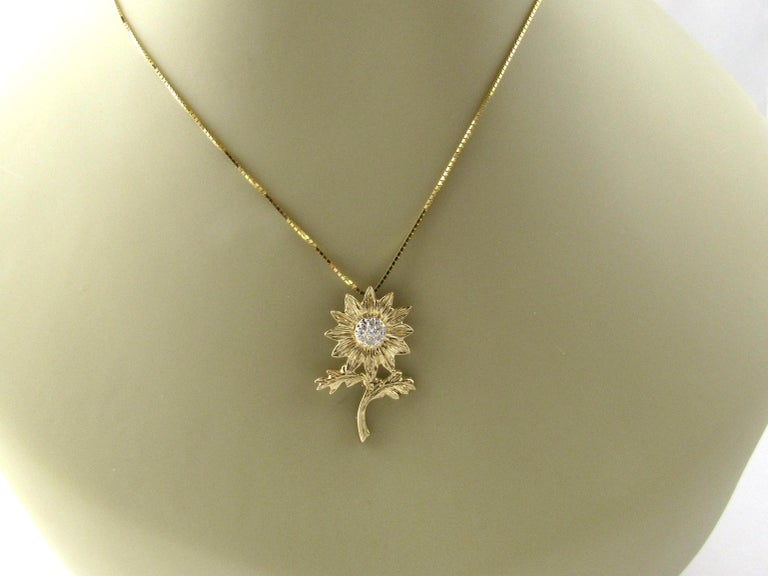 14 Karat Yellow Gold and Diamond Daisy Pendant For Sale at 1stDibs