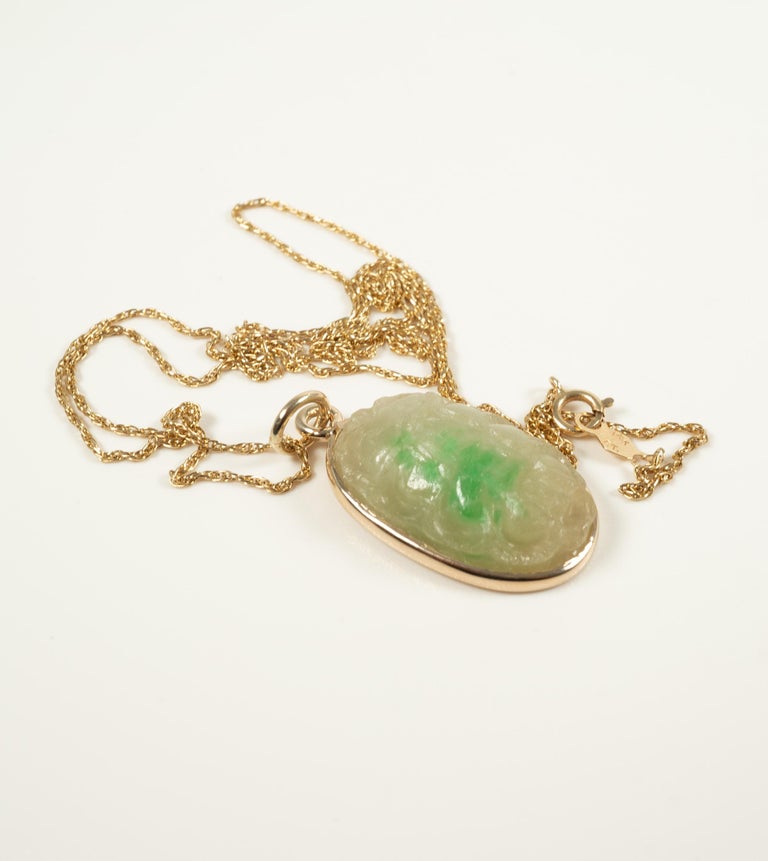 14 Karat Yellow Gold Chain with Jade Pendant For Sale at 1stDibs