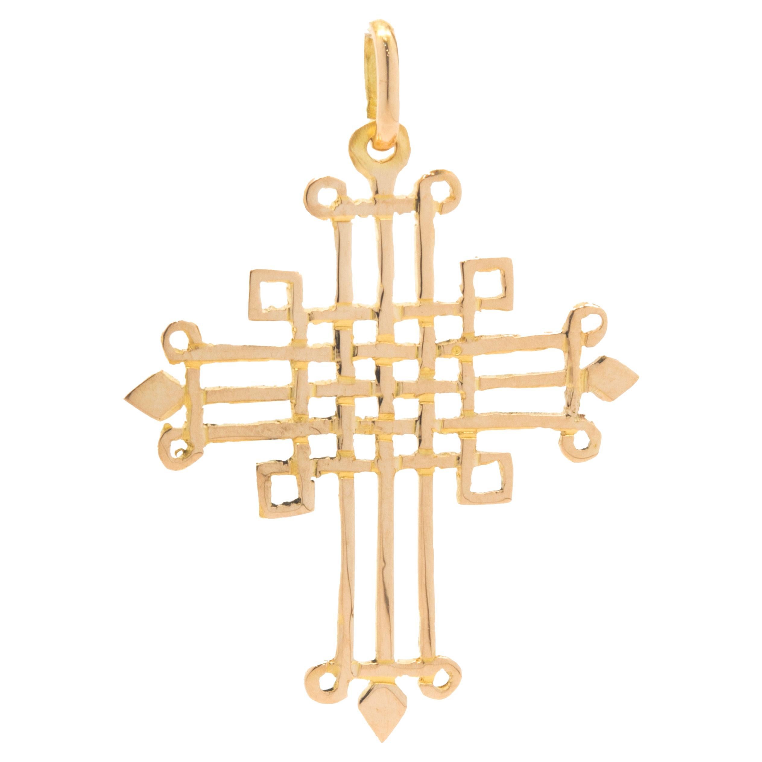 18 Karat Yellow Gold Maltese Cross Pendant For Sale at 1stDibs