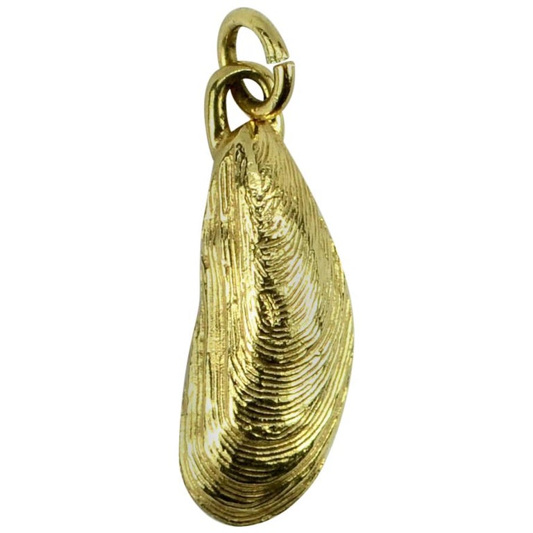 14 Karat Yellow Gold Mussel Shell Charm Pendant at 1stDibs | 14k gold ...