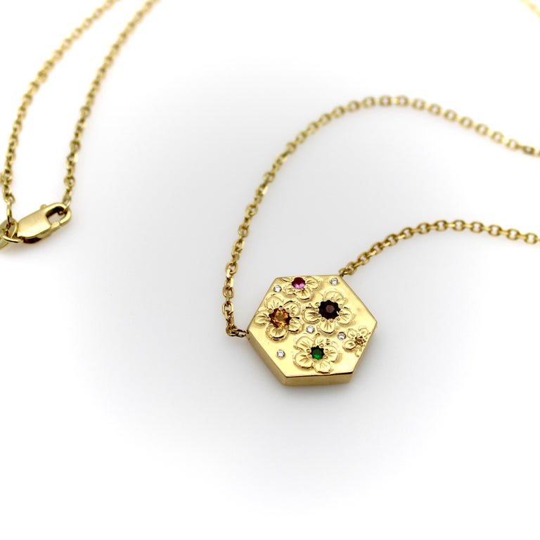 14K Gold Flower Power Medallion Necklace For Sale at 1stDibs