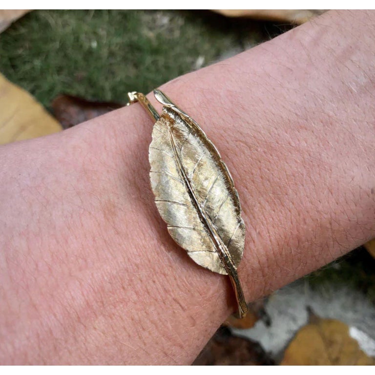 14K Gold Retro Leaf Bangle Bracelet with Florentine Finish For Sale at ...