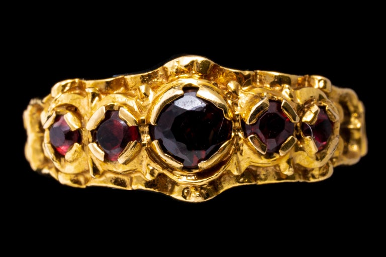 14k Graduated Ornamented Garnet Band Ring For Sale at 1stDibs