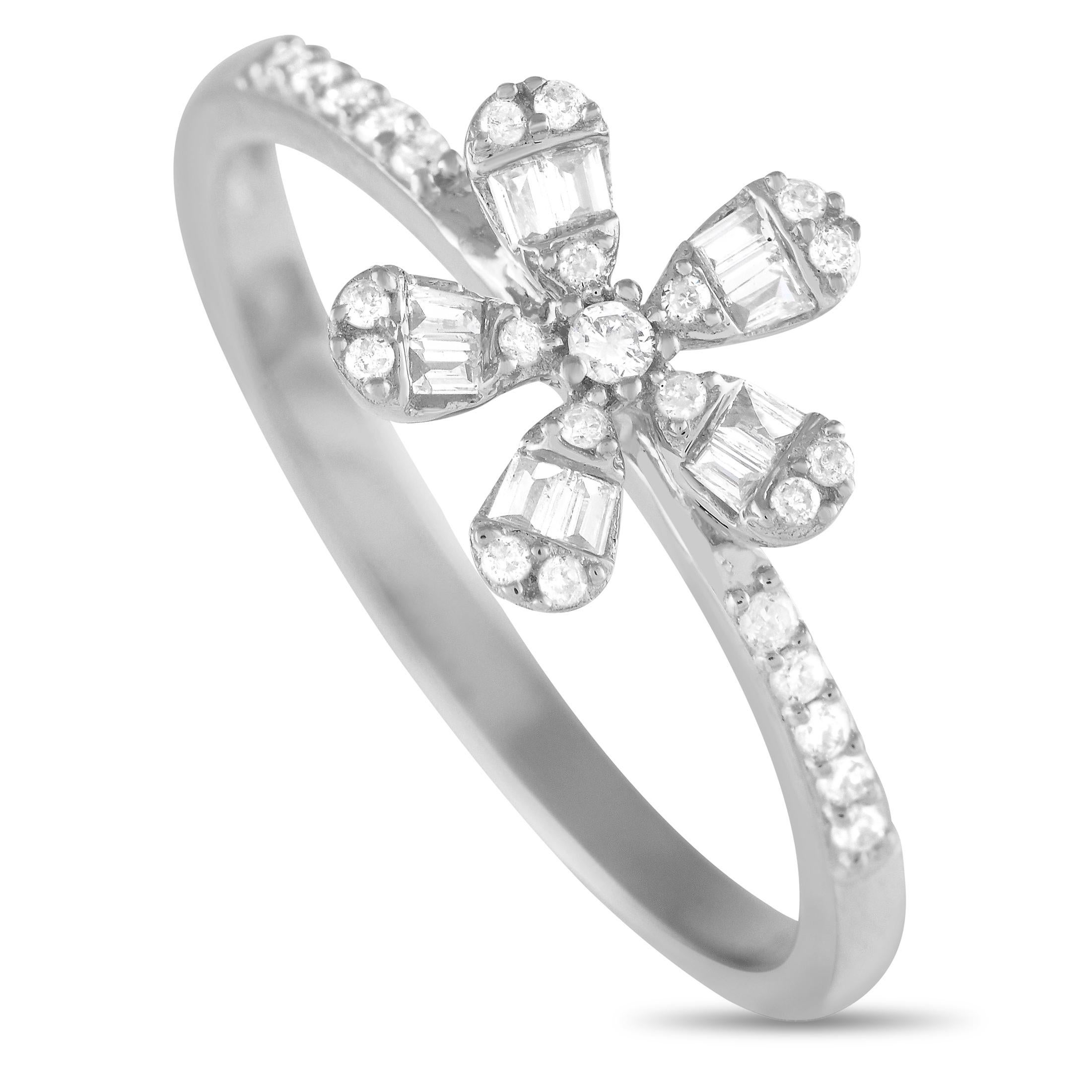 14K White Gold 0.20ct Diamond Flower Ring For Sale at 1stDibs