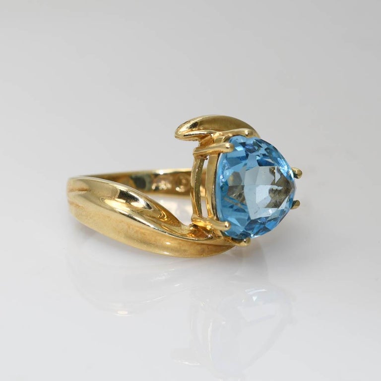 14K Yellow Gold Blue Topaz Ring, 5.7gr For Sale at 1stDibs