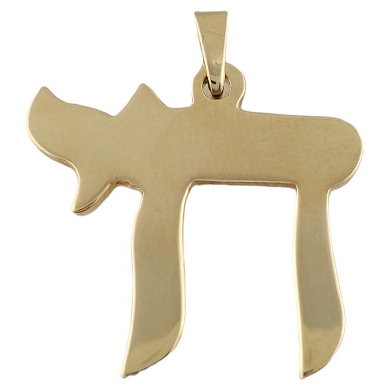 14K Yellow Gold Chai Charm For Sale at 1stDibs