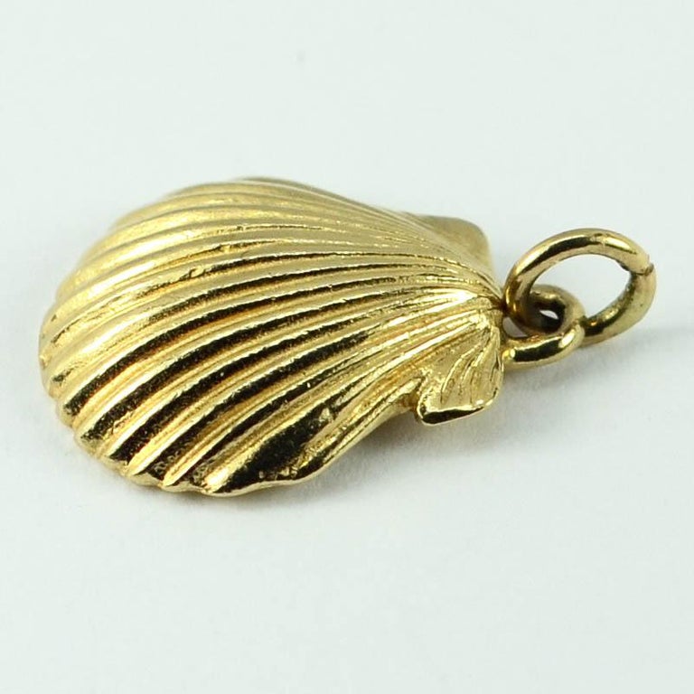 14 Karat Yellow Gold Clam Shell Charm Pendant For Sale at 1stDibs