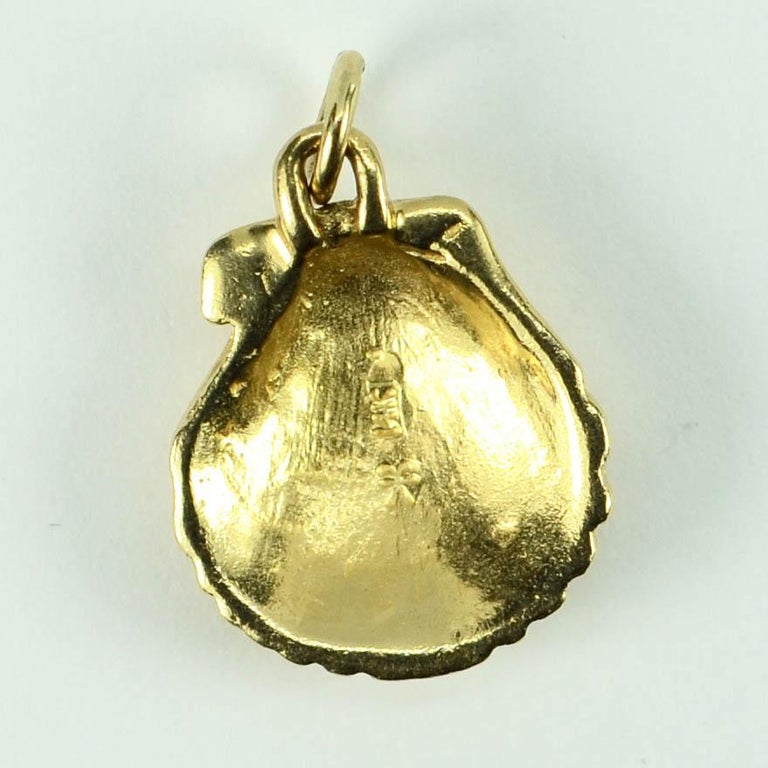 14 Karat Yellow Gold Clam Shell Charm Pendant For Sale at 1stDibs