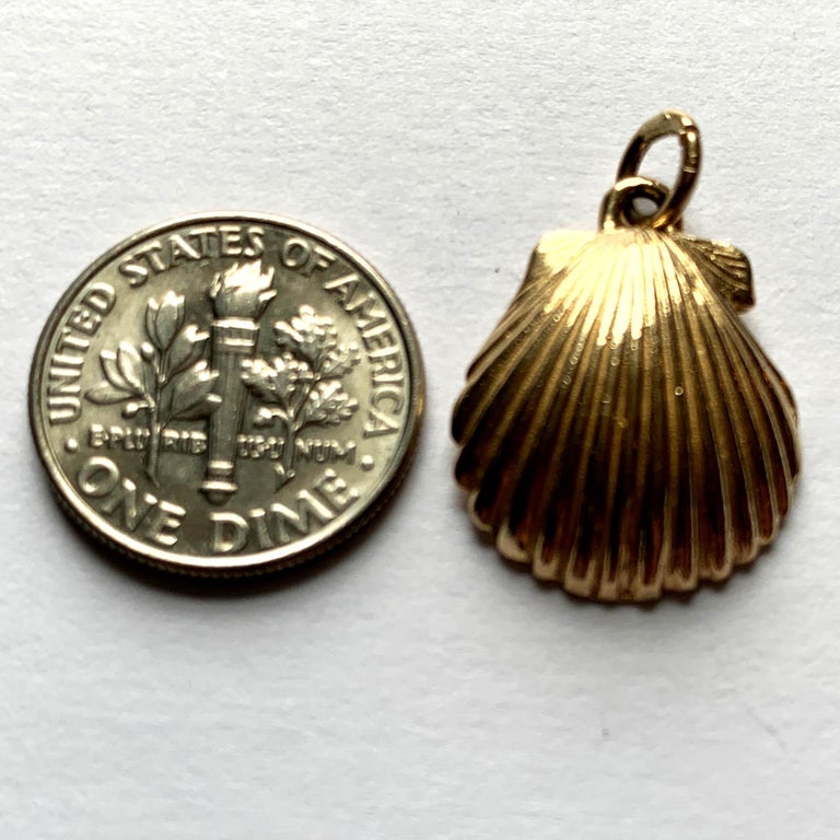 14 Karat Yellow Gold Clam Shell Charm Pendant For Sale at 1stDibs