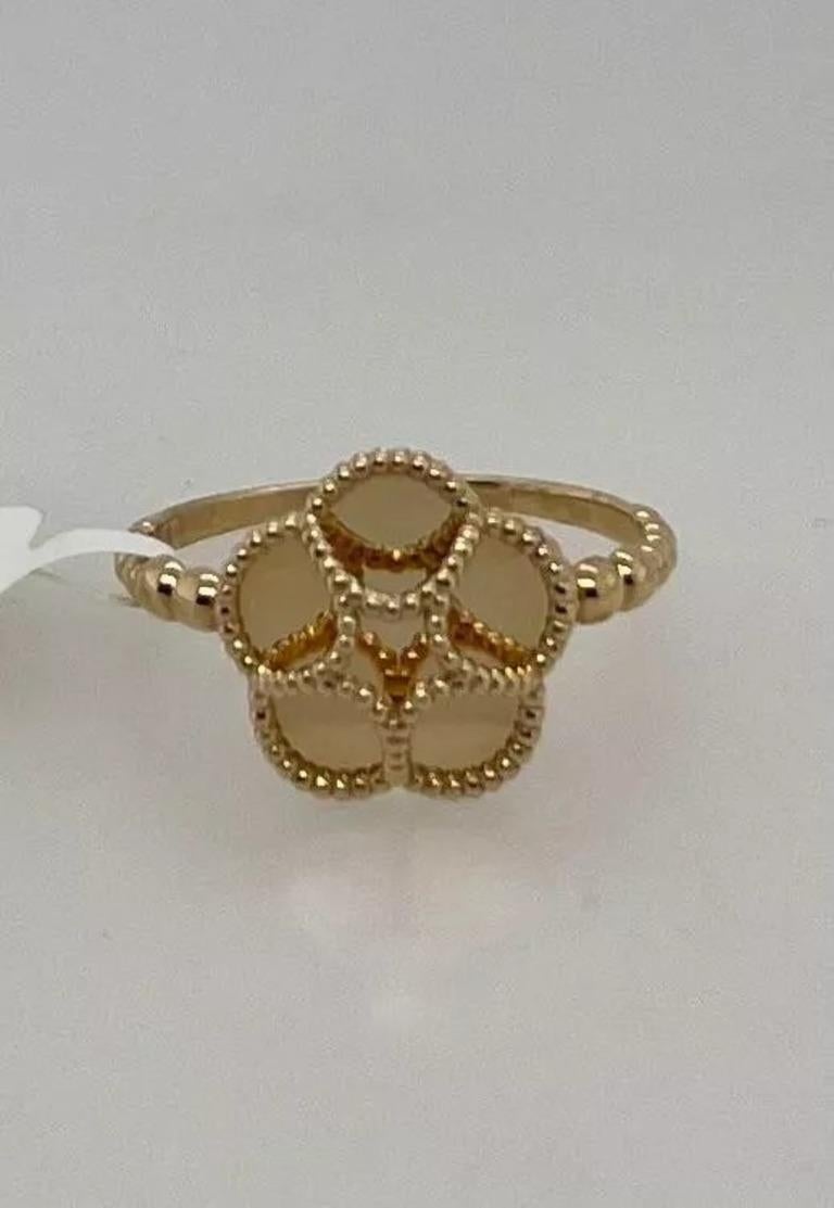 14K Yellow Gold Flower Ring For Sale at 1stDibs