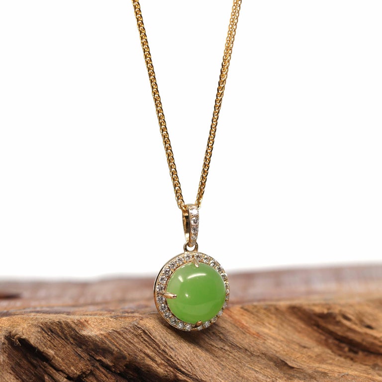 14K Yellow Gold Green Apple Jade Circle Pendant Necklace with VS1 Diamonds For Sale at 1stDibs