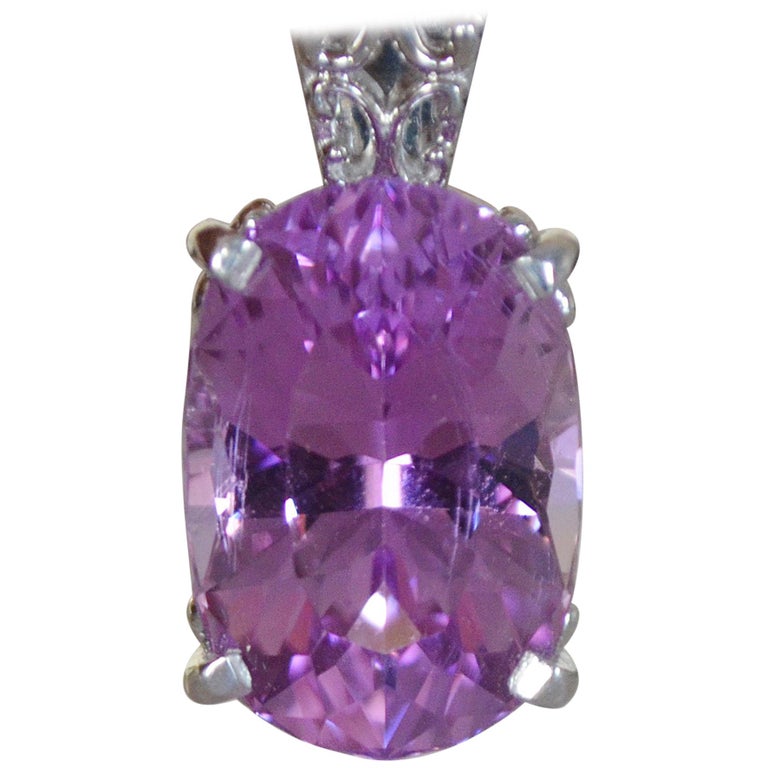 15+ Carat Kunzite Purple Pendant Set in 18 Karat White Gold For Sale at ...