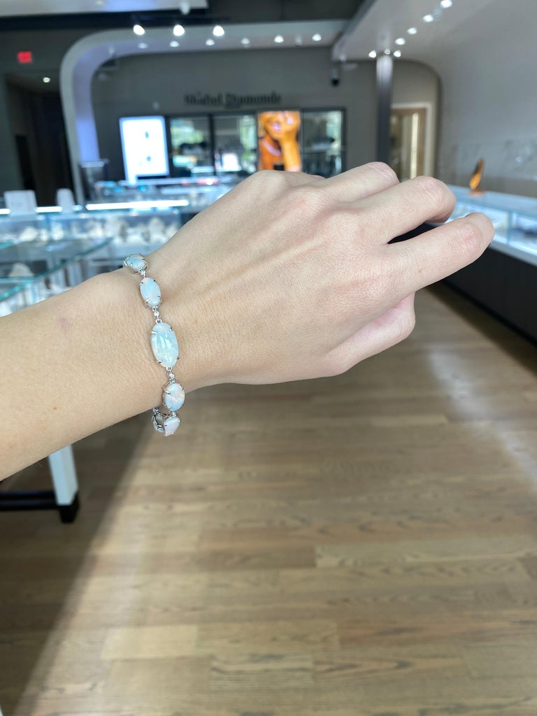 15.70 Carat Total Weight Oval Shaped Lightning Ridge Opals 18k Gold Bracelet For Sale at 1stDibs