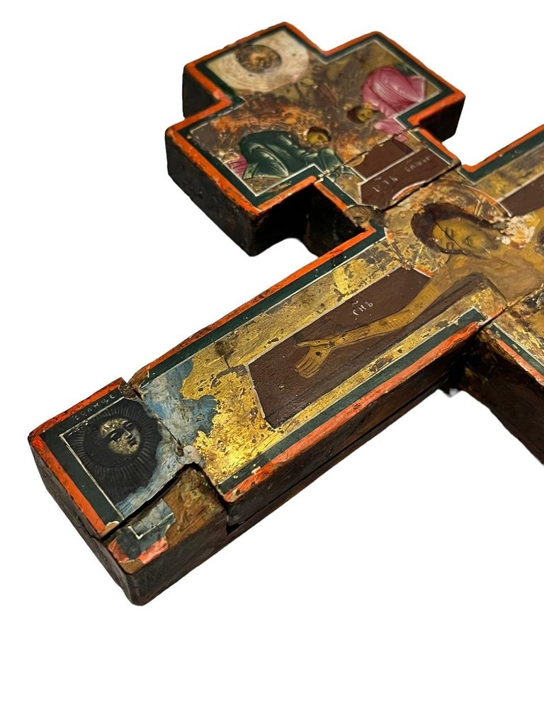 Croix orthodoxe russe du 16ème siècle en bois peint et sculpté à la ...