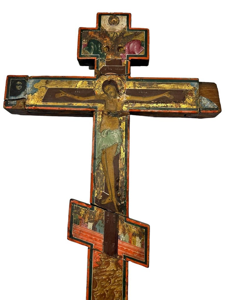 Croix orthodoxe russe du 16ème siècle en bois peint et sculpté à la ...