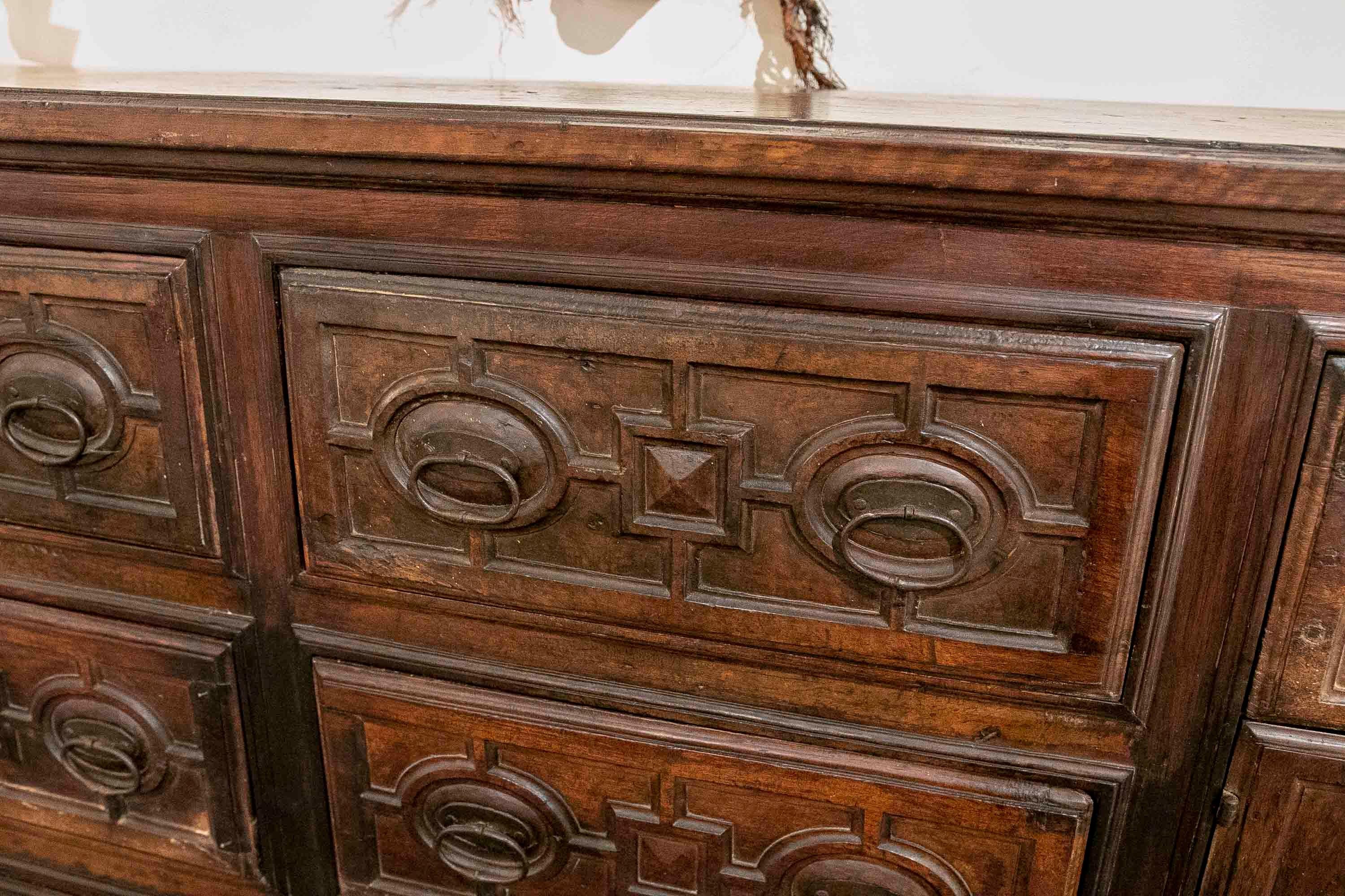Spanische Kommode aus Nussbaumholz mit sieben Schubladen und zwei Türen ...