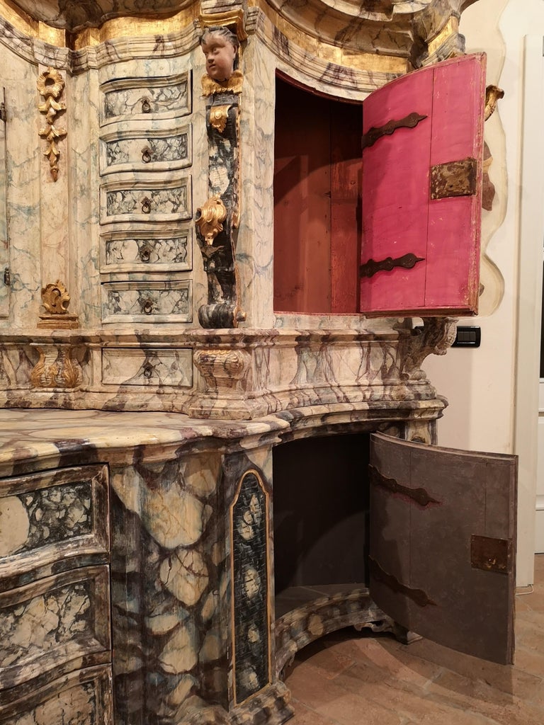 Enfilade laqué italien du 17ème siècle de style baroque avec dorure ...