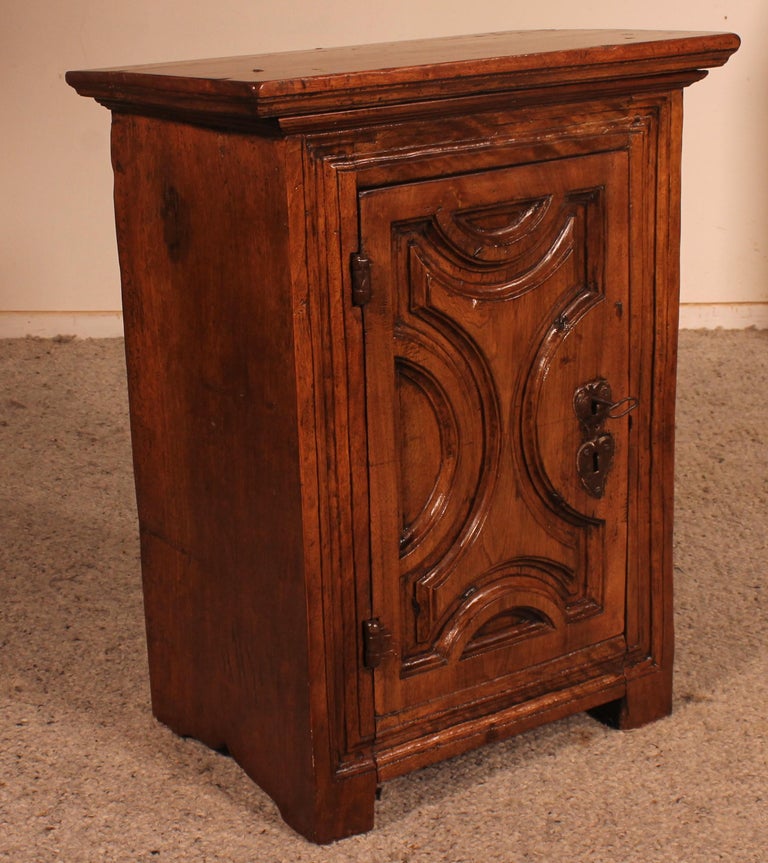 17th Century Spanish Bedside Table or Cabinet in Blond Walnut For Sale ...