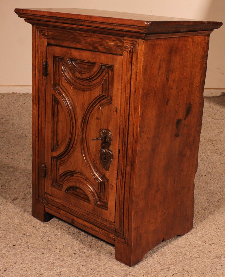 17th Century Spanish Bedside Table or Cabinet in Blond Walnut For Sale ...