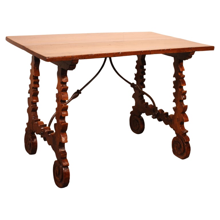 17th Century Spanish Renaissance Table In Walnut For Sale at 1stDibs