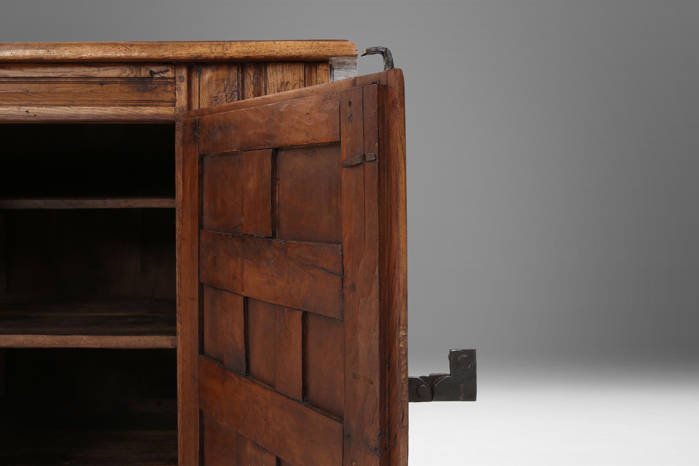 17th Century Spanish sideboard For Sale at 1stDibs